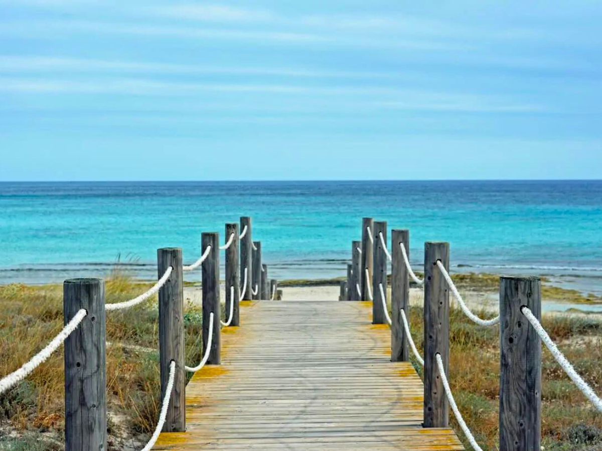 Playa de Son Bou, la más grande de Menorca